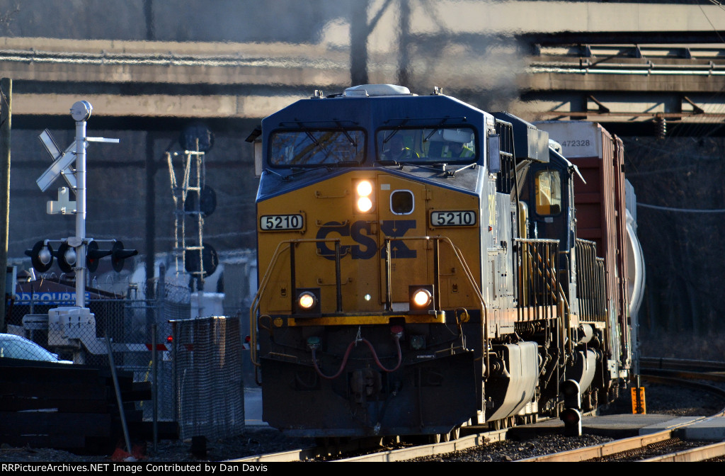 CSX ES40DC 5210 leads Q438-2;
